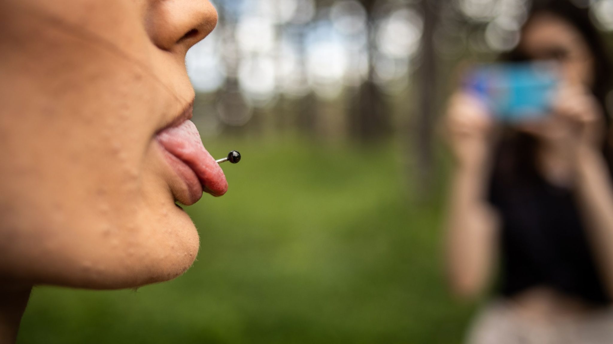 Piercing en la lengua infectado: causas y soluciones